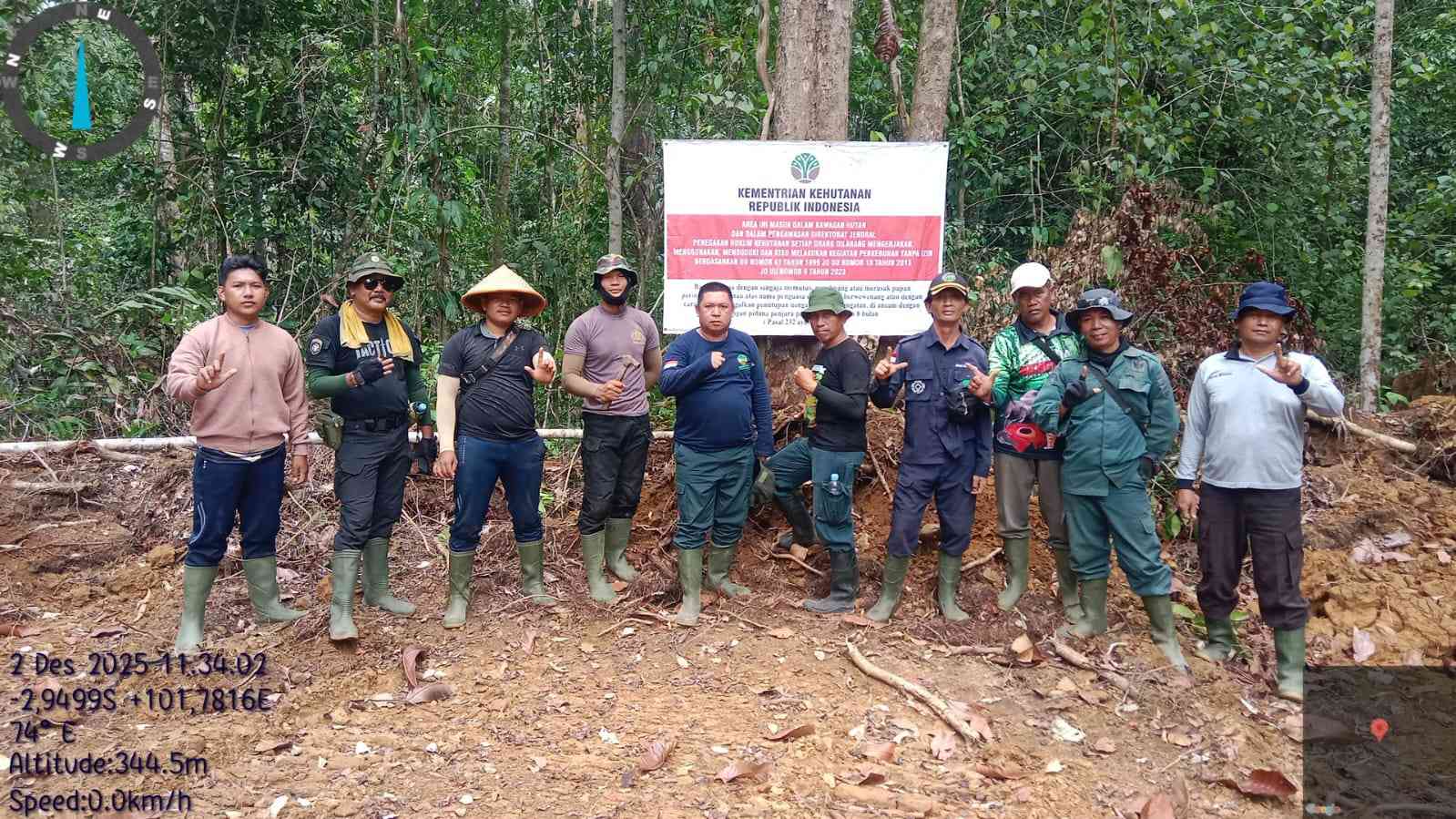 OPERASI TERPADU DI BENTANG ALAM SEBLAT: 7.755 HEKTARE DIKUASAI KEMBALI, 16.000 BATANG SAWIT ...